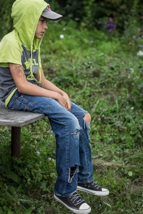 Smutsig Heml S Pojke F R Foto Med S Nderriven Jeans Arkivfoto Bild Av Heml S Smutsigt