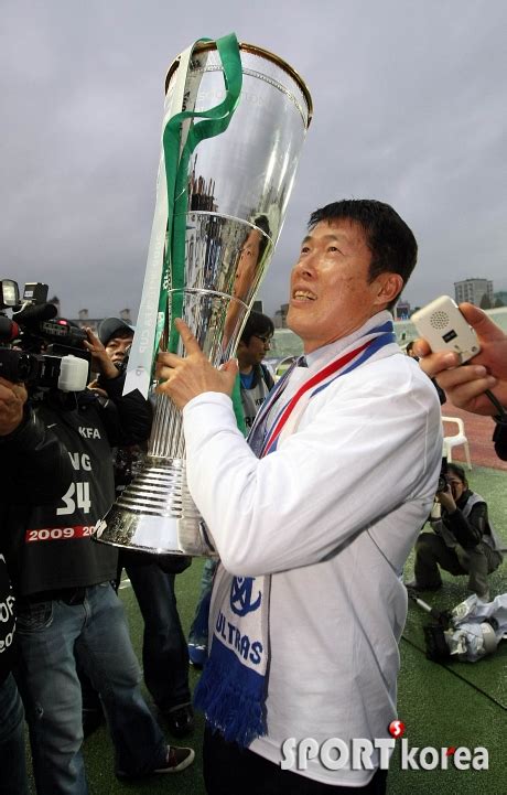 우승트로피 들고 기뻐하는 차범근감독 네이트 스포츠