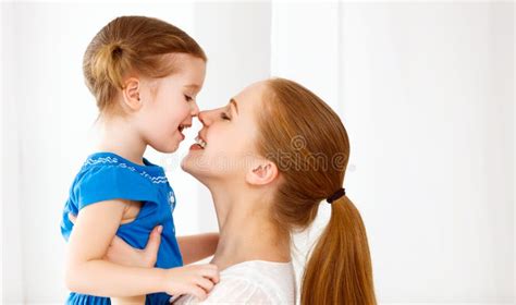 любить семьи счастливый мать и ребенок смеясь над и обнимая Стоковое Фото изображение