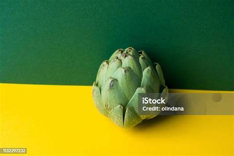 이중 톤 노란색 녹색 색상 조합 배경 잘 익은 아 티 초 크 창조적 인 음식 포스터입니다 미니멀리스트 스타일 지중해 스페인 요리 건강 한 식물 기반 다이어트 슈퍼 푸드 개념