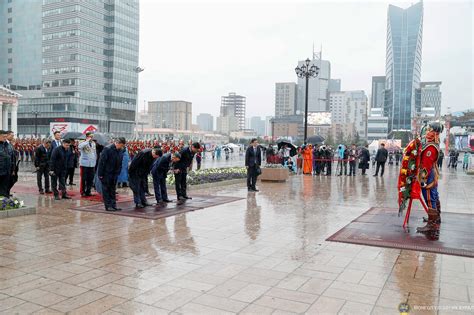 Жанжин Д Сүхбаатарын хөшөөнд цэцэг өргөж Эзэн Чингис хааны хөшөөнд хүндэтгэл үзүүллээ