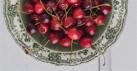 테이블 위에 체리로 채워진 그릇 사진 Unsplash의 여름 이미지