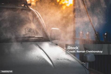 해질녘 셀프 서비스 세차장에서 작은 물방울 구름 속의 자동차 0명에 대한 스톡 사진 및 기타 이미지 0명 개성 개념 교통