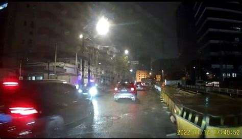 不按导向车道行驶多次变道也不打灯 黑色suv险酿车祸路口车辆事故