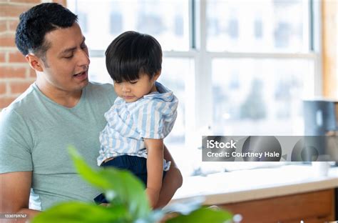 아버지는 현대 부엌에서 그를 들고있는 동안 유아 아들과 이야기 2명에 대한 스톡 사진 및 기타 이미지 2명 가정 생활 가정 주방 Istock
