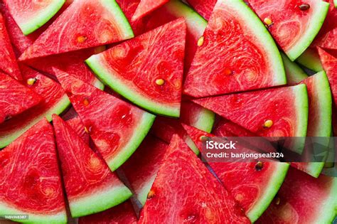 매크로 슬라이스 수박 흰색 블랙그라운드에 빨간색 수박 삼각형 조각 0명에 대한 스톡 사진 및 기타 이미지 0명 가득 찬 건강한 식생활 Istock