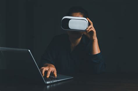 가상 현실의 안경을 쓴 여자 미래 기술 개념입니다 메타버스 기술 개념입니다 Vr 가상 현실 고글 미래 지향적 인 라이프 스타일 홈 오피스에서 가상 현실 헤드셋을 사용하는