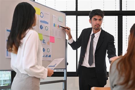 기업 회의에서 새로운 비즈니스 프로젝트에 대해 토론하고 마케팅 전략을 계획하는 창업 비즈니스 사람들의 이미지 20 24세에 대한 스톡 사진 및 기타 이미지 Istock