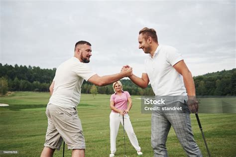 3 명의 선수가 골프 코스에서 플레이 합니다 팀은 축 하 하 고 서로 손을 흔들어 골프장에 대한 스톡 사진 및 기타 이미지 골프장 놀기 말하기 Istock