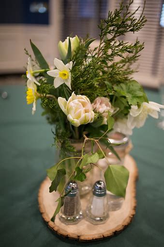 나무 슬 래 브에 유리 통조림 항아리에 노란색과 흰색 봄 꽃 중심 0명에 대한 스톡 사진 및 기타 이미지 0명 개화기 건강한 식생활 Istock