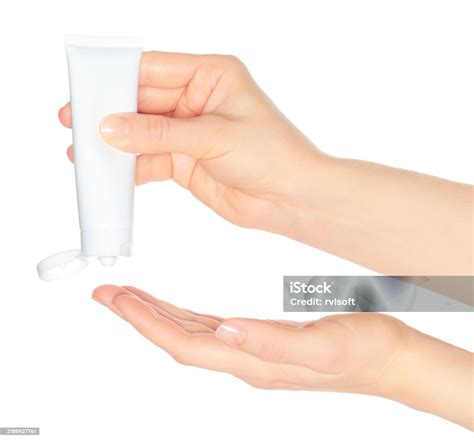 여자 손은 흰색 화장품 크림 튜브를 들고 투명 배경 클로즈업 화장품 광고에 대 한 템플릿 가리키기에 대한 스톡 사진 및 기타