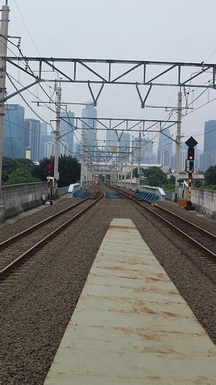 레일 팬터그래프 전기 시스템 오버헤드 메탈 폴 전차선 케이블 및 케이블 연결을 위한 고전압 전봇대 고층 건물을 배경으로 0명에 대한 스톡 사진 및 기타 이미지 Istock