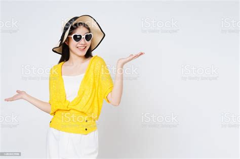 태양 모자와 선글라스를 쓴 젊은 여성 흰색 배경에 격리된 제품을 위한 복사 공간이 있는 열린 손 손바닥을 제시하거나 보여줍니다 아시아에 대한 스톡 사진 및 기타 이미지