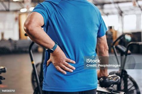 스포츠 헬스장 허리 통증을 앓고 있는 노인 피트니스 스튜디오에서 운동하는 동안 응급 상황 건강 웰빙 및 염증 훈련이나 운동 중에 근육 경련에 노인의 손을 확대하십시오 운동
