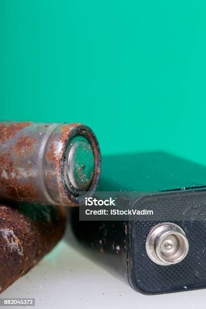 다양 한 모양과 크기의 부식의 배터리입니다 그들은 녹색 바탕에 흰색 표면에 흩어져있는 거짓말 환경 보호 배터리 사용의 재활용 0명에 대한 스톡 사진 및 기타 이미지 Istock