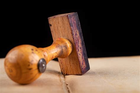 책에 오래 된 나무 고무 스탬프입니다 사무실에서 사용되는 사무실 액세서리 어두운 배경 0명에 대한 스톡 사진 및 기타 이미지 0명 공란 교육 Istock