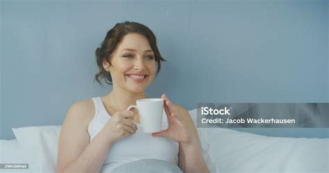 생각 아침과 행복한 여자는 침실에서 커피를 마시며 차분하고 평화롭게 휴식을 취합니다 침대 미소 찻잔을 가진 여성 에너지 공간 또는 가정에서 미래를 계획하기위한 꿈 25 29