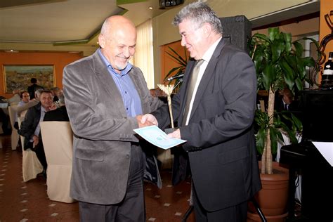 НЕК ЕАД Изпълнителният директор на НЕК ЕАД Петър Илиев награди служители на компанията с над