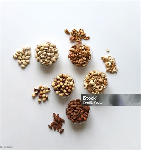 건강 한 음식 스톤 테이블 평면도에서 견과류 믹스 구색 배경 이미지에 대 한 다른 콩과 식물의 컬렉션은 견과류 피스타치오 아몬드 캐슈 넛 땅콩 호두를 닫습니다 이미지 개념에