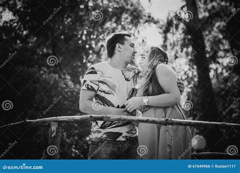 Het Zwarte Witte Fotografie Romantische Jonge Paar Kussen En Bevindt Zich Om Op Achtergrond Te