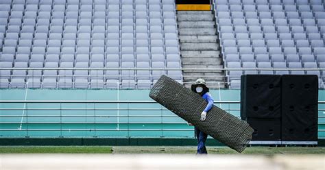 잔디보호용 패드 옮기는 작업자