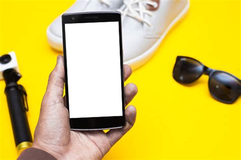 여행 개념에 대한 모형 휴대 전화와 여행자에 흰색 화면이 그것을보고 날기에 대한 스톡 사진 및 기타 이미지 날기 남자 모형 Istock