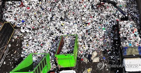 가득 쌓인 플라스틱 쓰레기