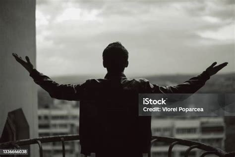 뒤쪽 보기 흑백 사진은 넓은 느낌의 자유로운 느낌과 재킷발코니에 서 남자의 사진 남자에 대한 스톡 사진 및 기타 이미지 남자 남자들만 발코니 Istock