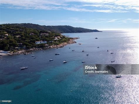프랑스 리비에라의 여름 방학 라마투엘과 생트로페 바르 프랑스 근처의 바위와 모래 해변 에스케일트의 공중 보기 0명에 대한 스톡