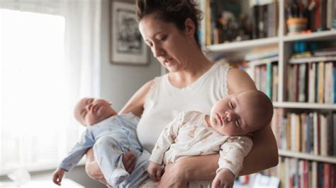 Dad Says Its Weird That His Twins Still Take Baths Together