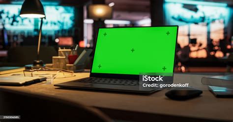 그린 스크린 크로마키 모형 디스플레이가 있는 나무 책상 위에 서 있는 노트북 컴퓨터 창의성과 혁신적인 아이디어를 촉진하는 창의적인 사무실 및 작업 환경 노트북에 대한 스톡