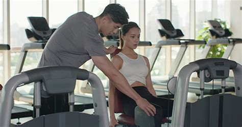 年轻女士在健身房上私教课 原创广告视频素材 蓝牛仔