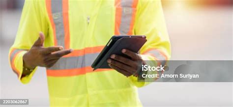 손 잡기 태블릿 기술 디지털 태블릿으로 작업하는 작업자의 손 직장에서 태블릿을 들고 있는 유니폼을 입은 작업자 품질 관리 검사 검사 30 34세에 대한 스톡 사진 및 기타
