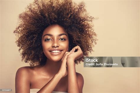 천연 아프로 머리 젊은 갈색 피부 여자의 얼굴에 넓은 이빨 미소와 쾌락의 표정 아프로 아름다움 가발에 대한 스톡 사진 및 기타 이미지 Istock