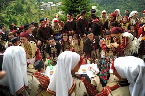 Заев двајцата министри Адеми и други од Владата утре на Галичка свадба