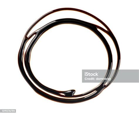 흰색 배경에 고립 된 둥근 장식 핫 초콜릿 라인의 상단 보기 초콜릿 시럽 뜨거운 녹인 초콜릿 초콜릿에 대한 스톡 사진 및 기타 이미지 Istock