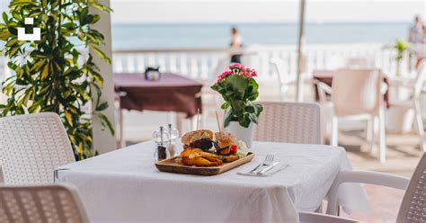 흰색 테이블에 흰색 세라믹 플레이트 사진 Unsplash의 무료 스페인 이미지