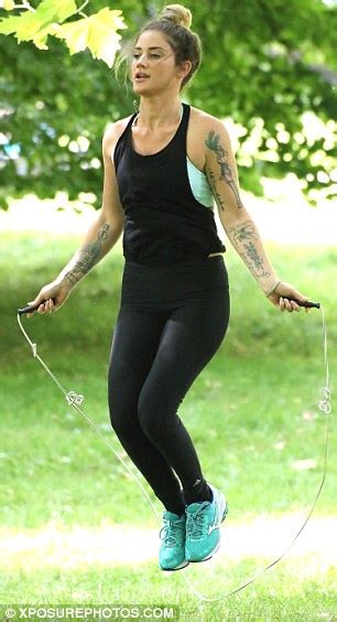 Cbbs Katie Waissel Flashes Her Toned Abs During Gruelling Session In Regents Park Daily Mail