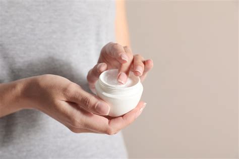 가벼운 배경에 크림 항아리를 들고 젊은 여자 클로즈업 텍스트 공간 가꿔주기에 대한 스톡 사진 및 기타 이미지 가꿔주기 건강관리와 의술 건강한 생활방식 Istock