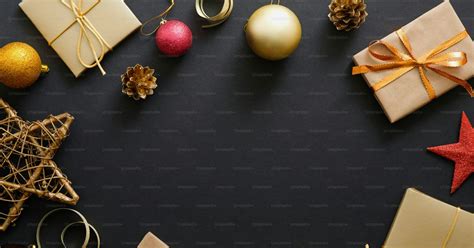 크리스마스 구성입니다 황금색과 빨간색 장식 선물 상자 어두운 검은색 배경에 싸구려가 있는 크리스마스 프레임 플랫 레이