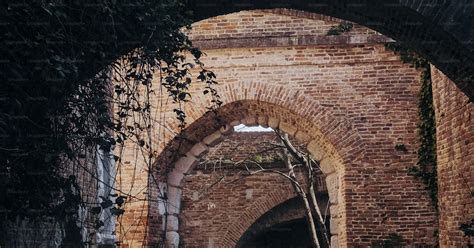 끝에 빛이 있는 어두운 터널 사진 Unsplash의 이탈리아 이미지