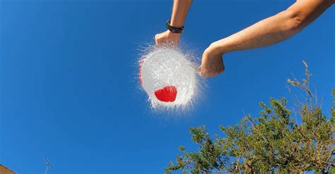 고속 과학 날카로운 칼 낮 다이나믹한 드라마틱한 맑은 하늘 물 폭발 물 풍선 물놀이 물리학 물을 튀기는 벌룬 비디오 실험 상쾌한 선명한 선명한