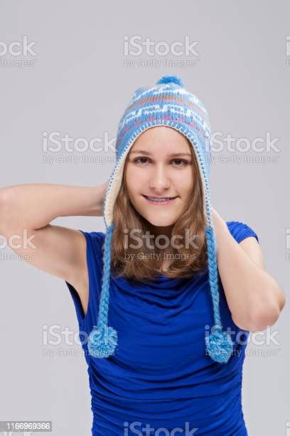 코 카 서 스 금발 십대의 초상화 와 치아 괄호 흰색 배경에 모자를 쓰고 포즈를 취하고 있습니다 세로 이미지 각질제거에 대한 스톡 사진 및 기타 이미지 Istock