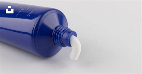 파란색과 흰색 플라스틱 병 사진 Unsplash의 무료 파랑 이미지