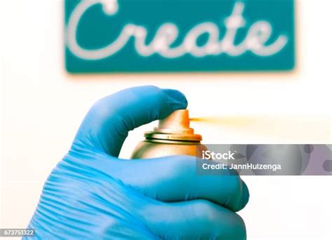 장갑 을 입은 손가락 스프레이 에어로졸 빨간 페인트 클로즈업 흰색 배경 그림 그리기에 대한 스톡 사진 및 기타 이미지 그림 그리기 낱말 모션 Istock