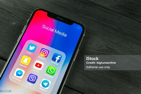 애플 아이폰 X에 소셜 미디어 페이 스 북 인 스타 그램 트위터 Snapchat 응용 프로그램 화면에 아이콘으로 사무실 책상 소셜 네트워크입니다 소셜 미디어 애플 리 케이