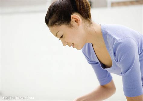 偷拍乳头弯腰 图库 五毛网