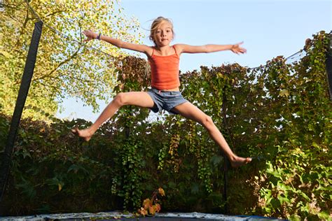 자식 귀여운 금발 소녀 재생 및 녹화 배경으로 트램 폴 린에 점프 아이에 대한 스톡 사진 및 기타 이미지 아이 점프 각도