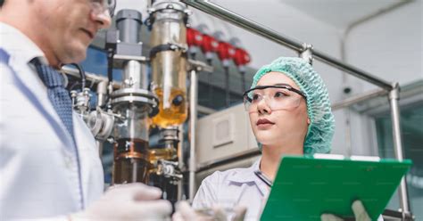 과학자 연구 의학 추출물 화학 과학 실험실에서 대체 의료 건강을위한 대마초에서 Cbd 오일 허브 대마 식물 및 간자 잎은 약물에 사용하는 천연 유기농 허브입니다 사진