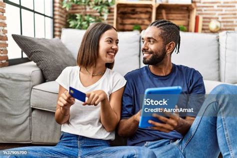 집에서 신용 카드와 터치 패드를 사용하는 남성과 여성 커플 20 24세에 대한 스톡 사진 및 기타 이미지 20 24세 25 29세 2명 Istock